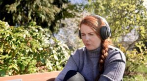 How Old Is Beth Roars? Age Of Vocal Coach Explored